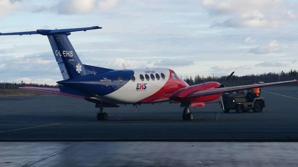 Les étudiants visitent la base EHS LifeFlight (Visit Lifeflight) - Medavie HealthEdMedavie HealthEd